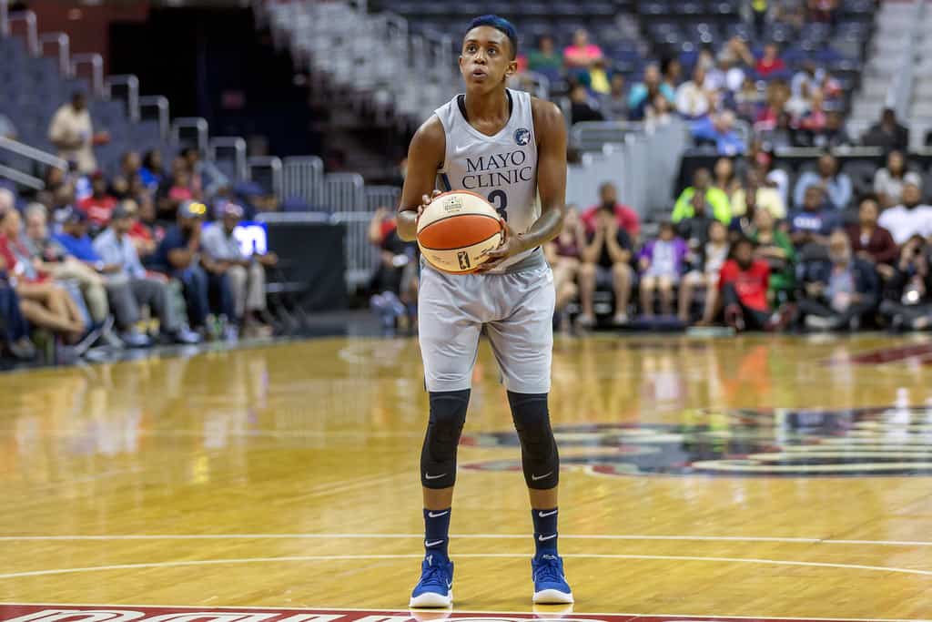 How To Shoot A Basketball (Comprehensive Guide) - Hoopsbeast